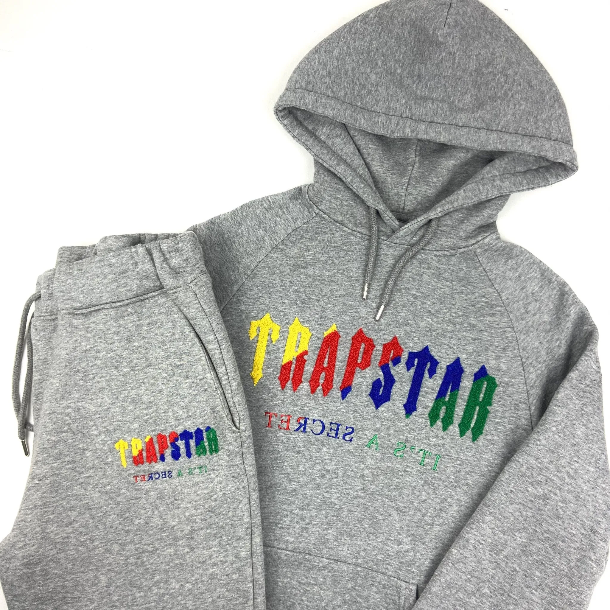 ¿Cómo lucir la tendencia de chándal Trapstar como un profesional?