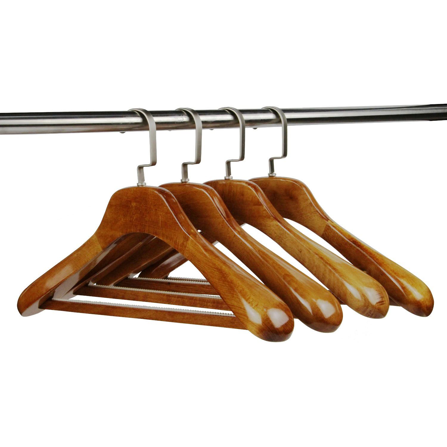 Colocar la ropa en perchas de su marca/firma