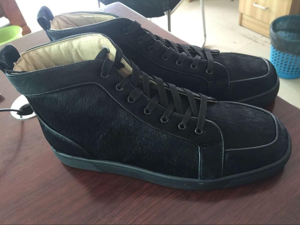 chaussures avec un cheval dessus