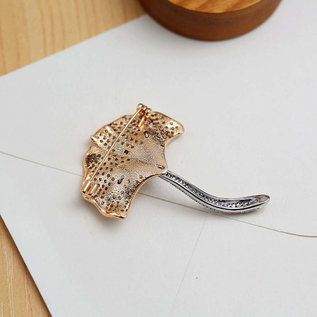 2020 Men Women New Fashion Pins Brooches Gold Plated CZ Ginkgo Leaf ...