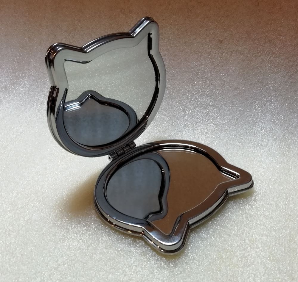 A Guide to Engraved Mirror Compacts Choosing for Your Accessory