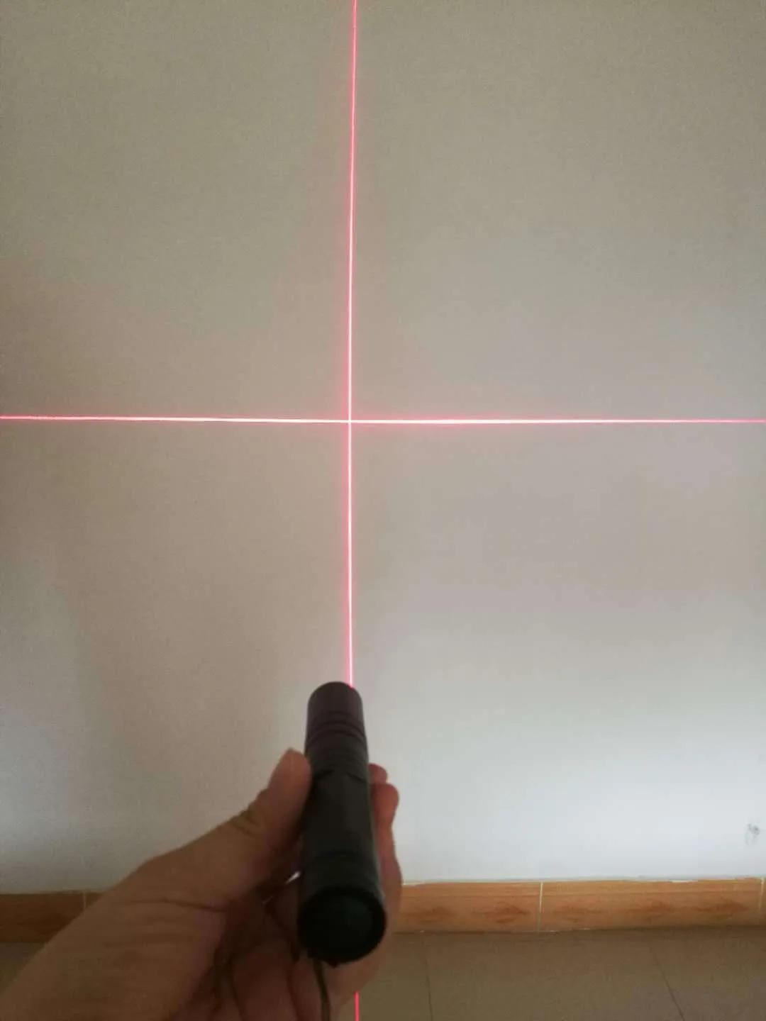 Precision Crosshair Laser Flashlight - Accurate Measurement ...