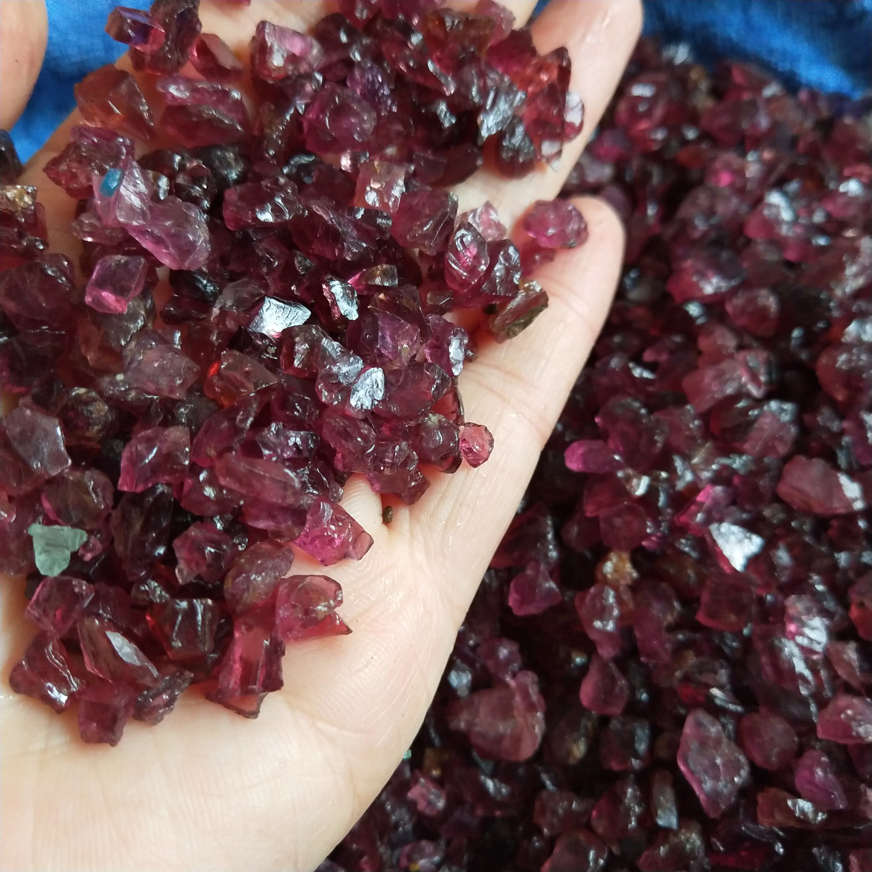 DHgate.com:Natural garnet stone quartz crystal Tumbled Stone crystal ...