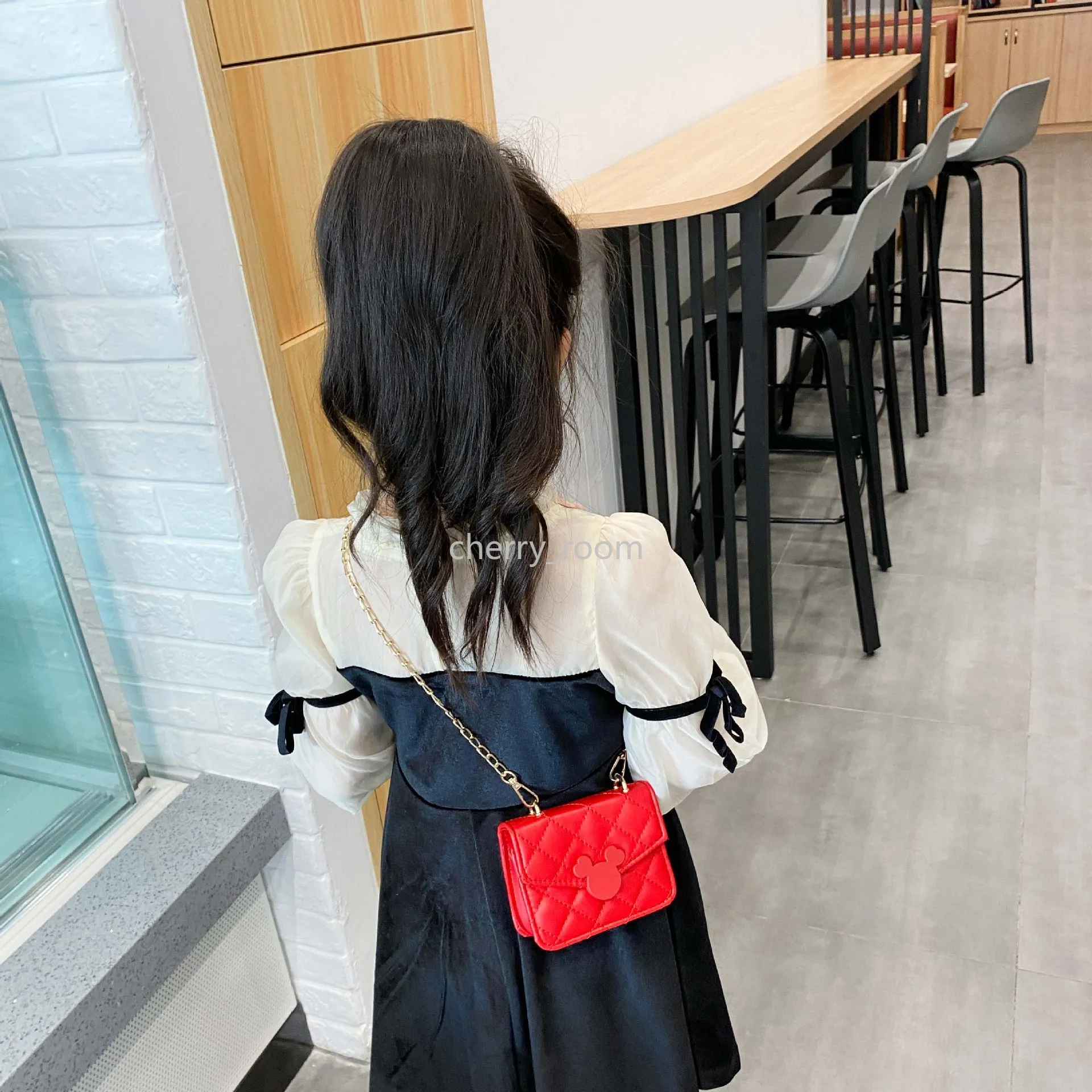 Messenger Bag Girl