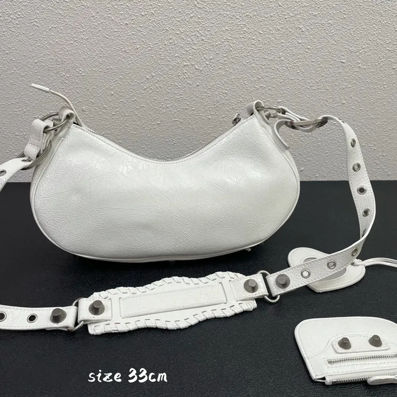 Cool leather bags store