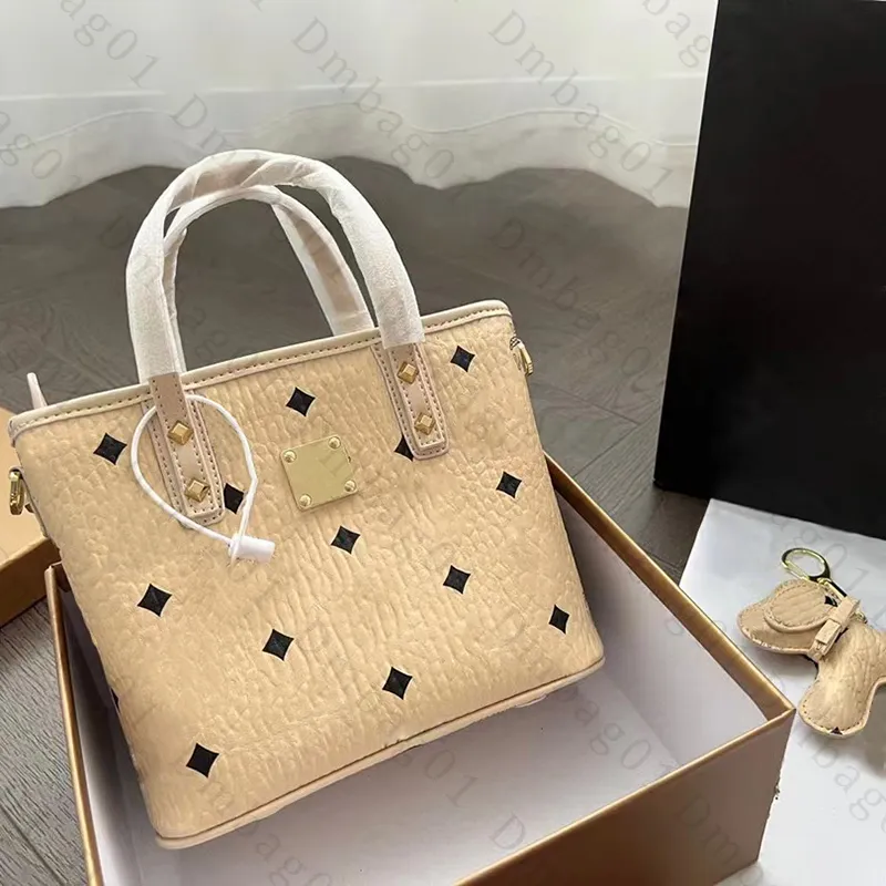 What does the MCM vegetable basket bag lining look like
