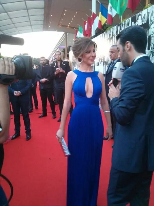 Bleu Marine Nancy Ajram Keyhole Halter Arabe Moyen Orient Robes De ...