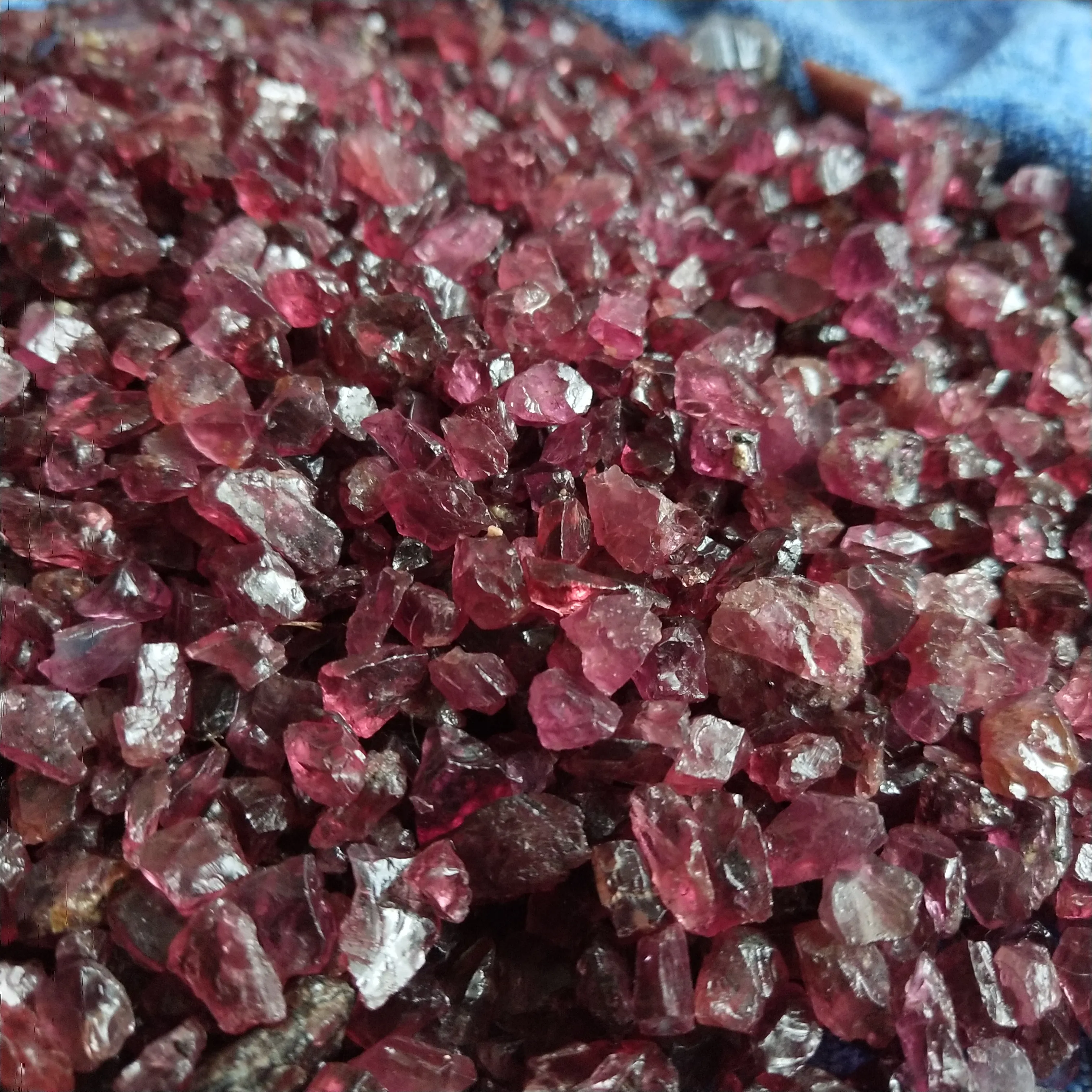 DHgate.com:Natural garnet stone quartz crystal Tumbled Stone crystal ...