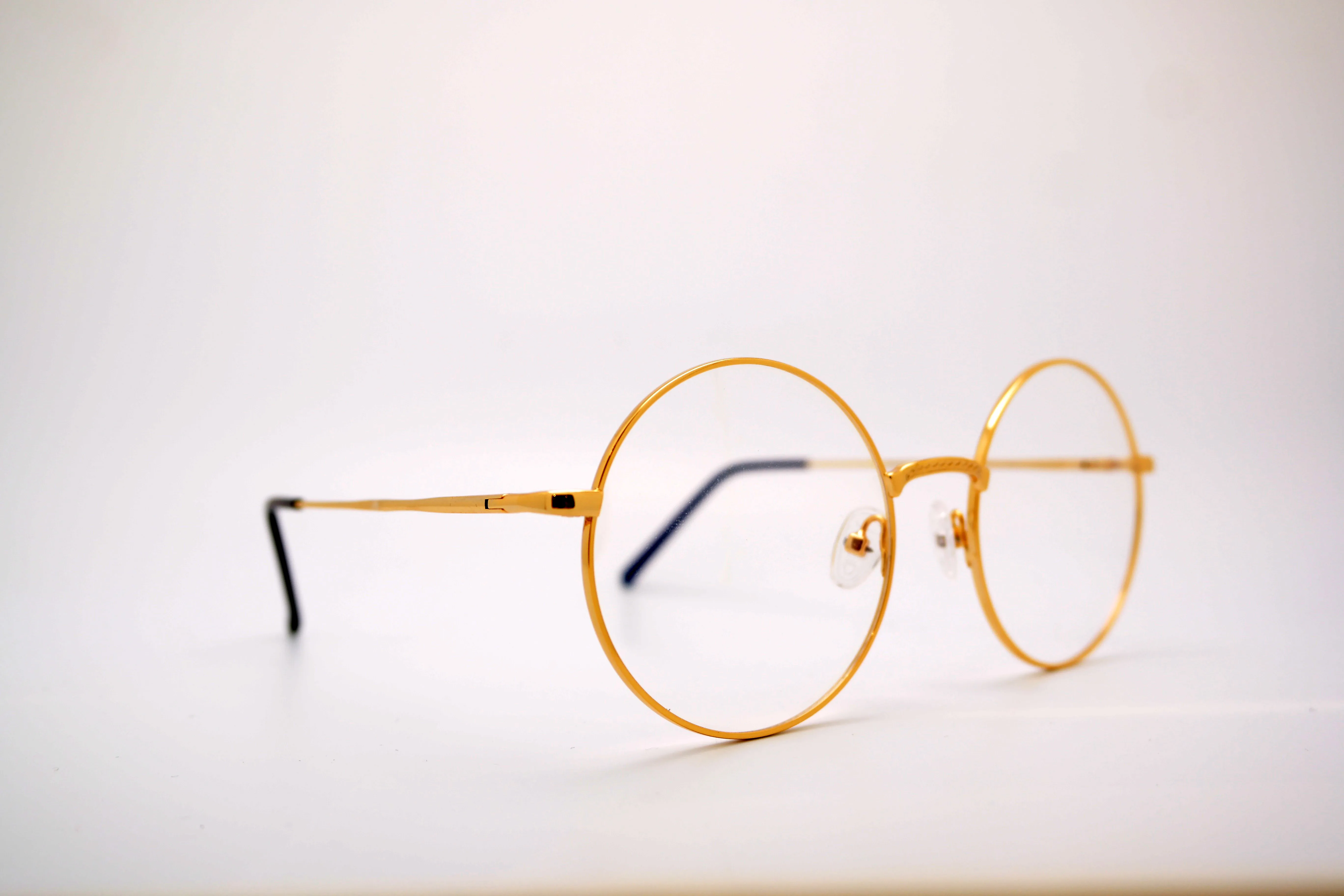 10 Best Ways to Style Golden Glasses for a Chic Look