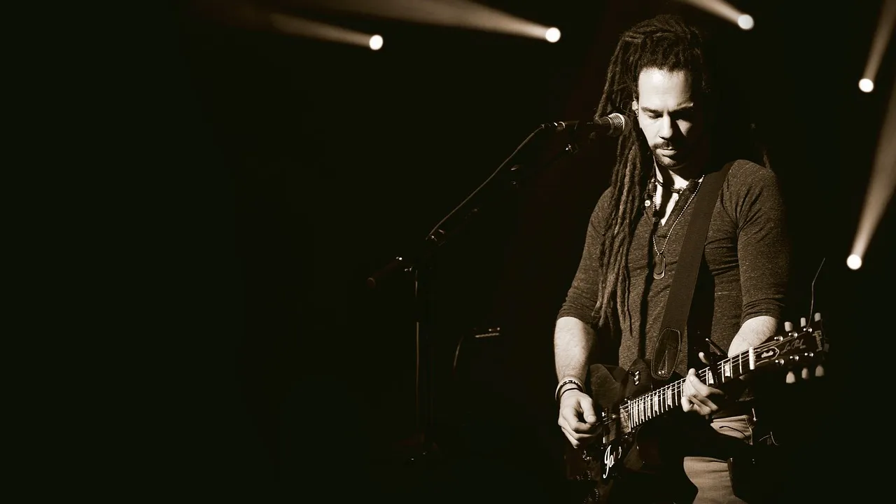 10 Must-Have Items for Currents Band Fashion