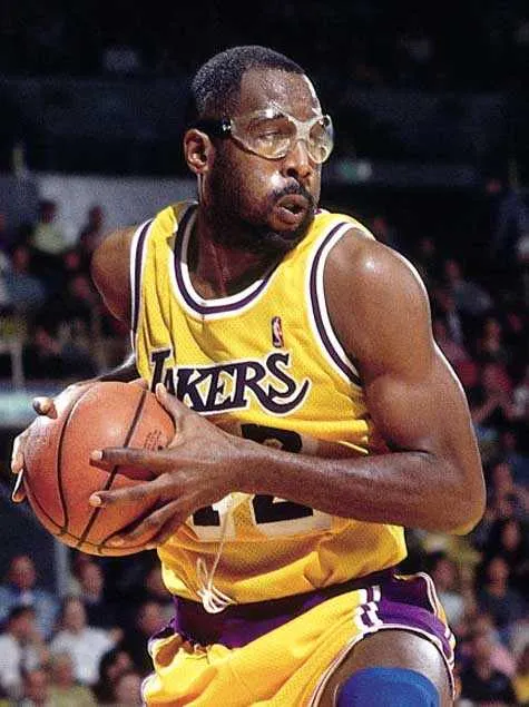 El impacto de las estadísticas de James Worthy en la compra de ...