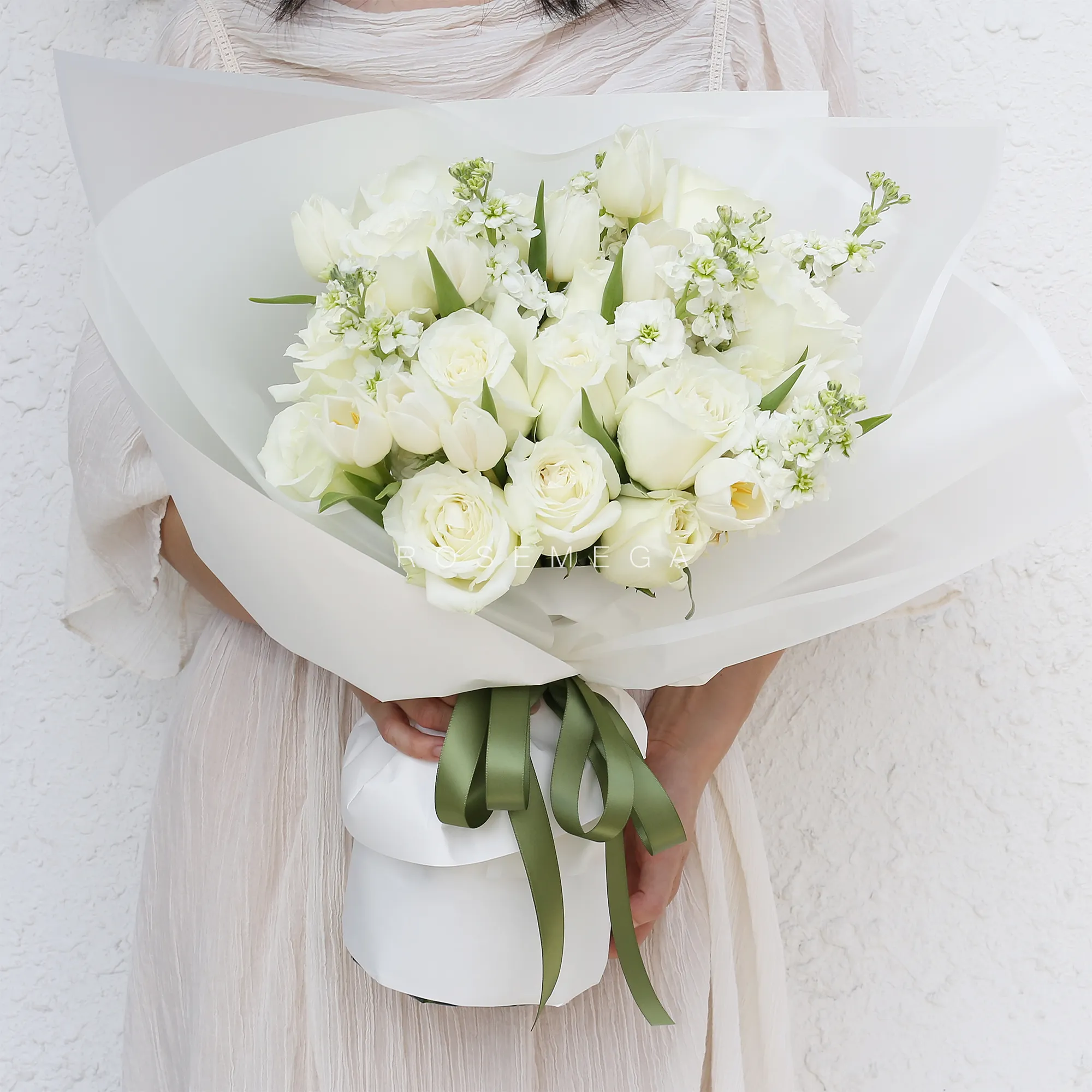10 Gorgeous Ways to Style a White Flowers Bouquet for Any Occasion